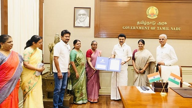 ஔவையார் விருதை பெற்றுக்கொண்ட எழுத்தாளர் பாமா!