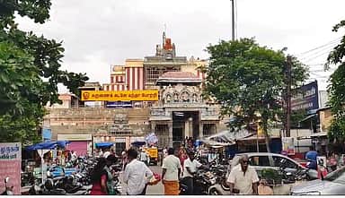 சுவாமிமலை கோயிலுக்கு பக்தா்கள் வரும் வாகனங்களுக்கு இரட்டை வசூல் எனப் புகாா்
