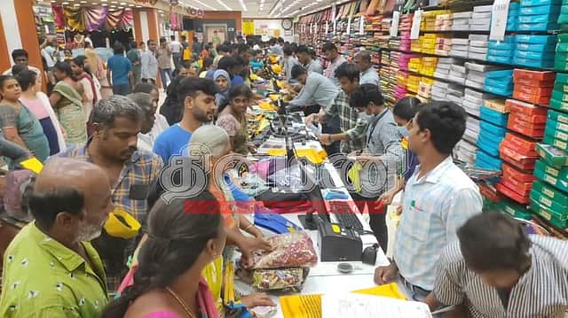 50 சதவீத தள்ளுபடி: ஈரோடு ஜவுளி கடைகளில் அதிகாலையே குவிந்த மக்கள்!