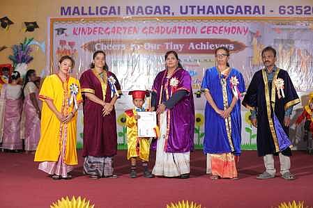 ஊத்தங்கரை அதியமான் பப்ளிக் பள்ளியில் மழலையா் பட்டமளிப்பு விழா