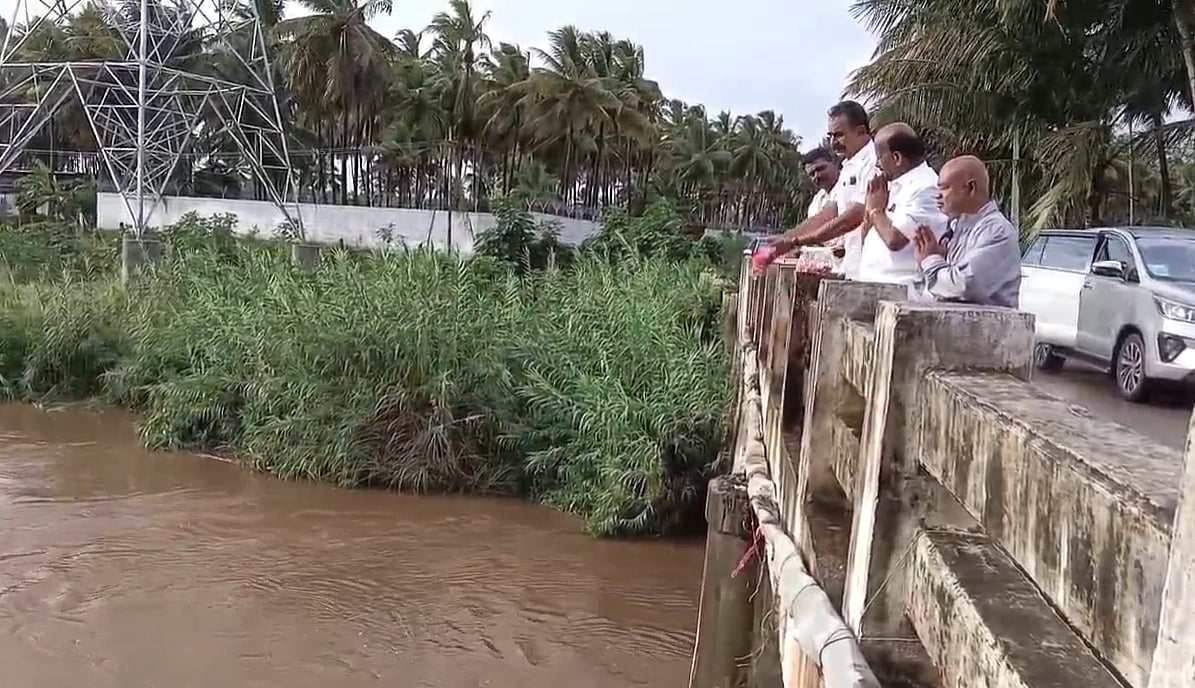 நொய்யல் ஆற்று நீரை மலர் தூவி வரவேற்ற எஸ்.பி.வேலுமணி