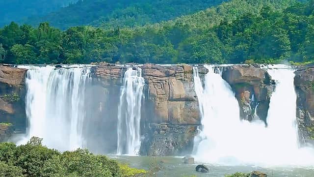 The stunning Adhirapalli Waterfall! அசத்தும் அதிரப்பள்ளி நீர்வீழ்ச்சி!