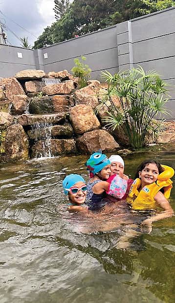 இயற்கை பொருள்களால் நீச்சல் குளம்...