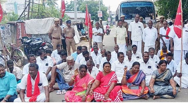 நெல் மணிகளை தேக்கமின்றி கொள்முதல் செய்யகோரி விவசாயிகள் சாலை மறியல்!