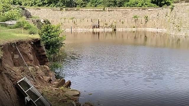 தொடர் மழை: இடிந்து விழுந்த வேலூர் கோட்டை அகழியின் தடுப்புச்சுவர் ...