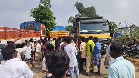 ஆலங்குடி அருகே லாரி மோதி விவசாயி பலி; சாலை மறியல்