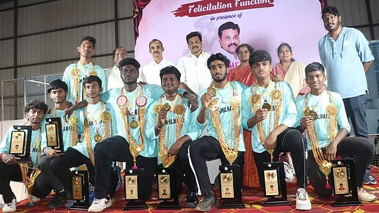 தேசிய ரோலா் ஸ்கேட்டிங் ஹாக்கி போட்டி வெற்றி பெற்ற தஞ்சாவூா் ...