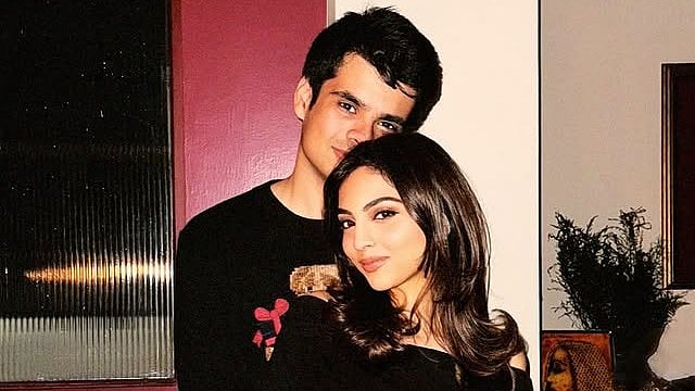 காதலியுடன் பிரியங்கா காந்தி மகனுக்கு நிச்சயதார்த்தம்! மணப்பெண் யார் ...