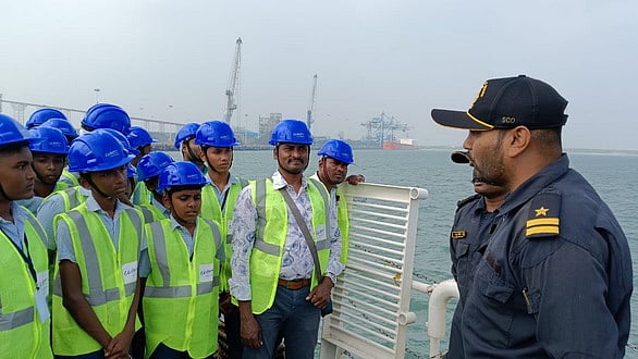 காரைக்கால் துறைமுகத்தை பாா்வையிட்ட மாணவா்கள்