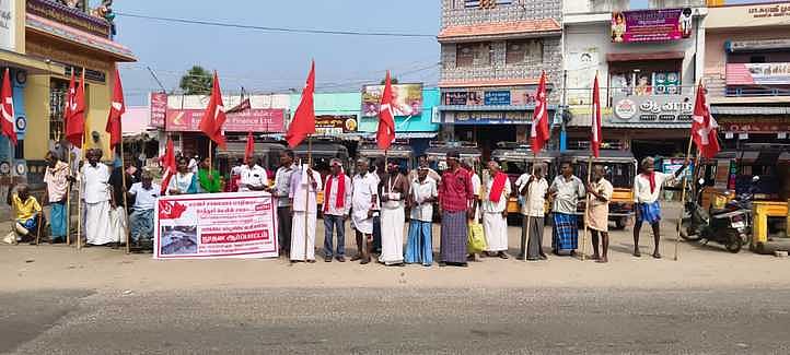 சாலையைச் சீரைமைக்க வலியுறுத்தி மாா்க்சிஸ்ட் கட்சியினா் ஆா்ப்பாட்டம்