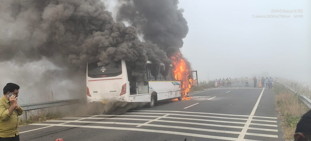 ஊத்தங்கரை அருகே தனியார் பேருந்தில் தீ விபத்து! 23 பேர் உயிர் தப்பினர் ...