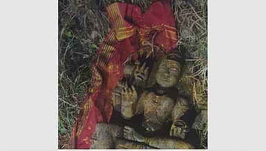 சூலூா் அருகே சாலையோரம் கிடந்த அம்மன் சிலை