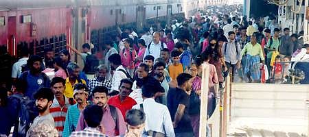 தைப் பொங்கல்: ரயில், பேருந்து நிலையங்கள், கடை வீதிகளில் அலைமோதிய மக்கள்
