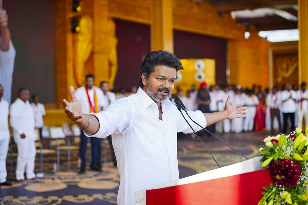 திருச்சியில் இருந்து சாலை வழியாக தஞ்சை வந்த விஜய்!