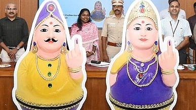 தோ்தல் தூதுவா்களான தலையாட்டி பொம்மைகள்!