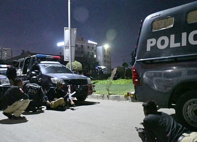 பாகிஸ்தானில் கார் குண்டு தாக்குதல்: 5 பேர் பலி| Suicide car bomb blast ...