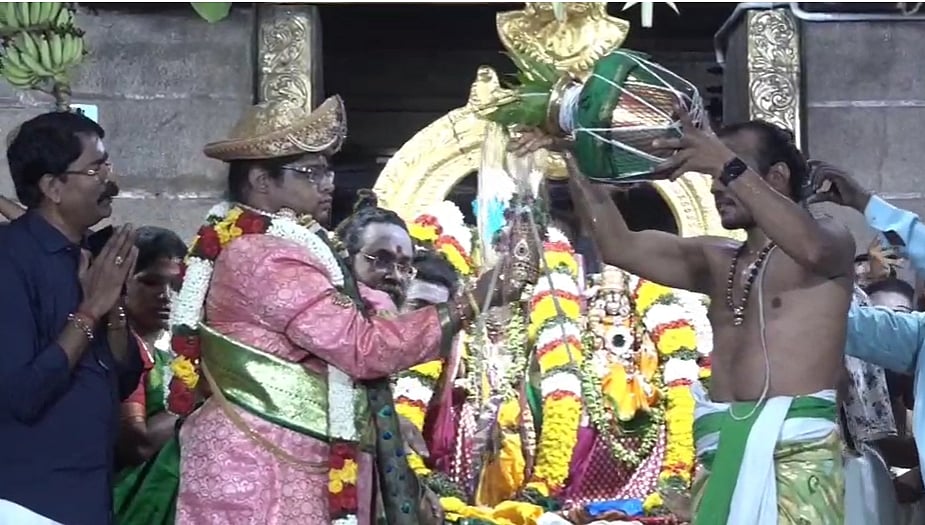 திருப்பரங்குன்றம் முருகன் கோயிலில் பட்டாபிஷேகம்: திரளான பக்தர்கள் ...