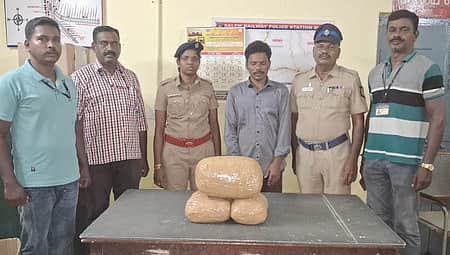 ரயிலில் கடத்தப்பட்ட 4 கிலோ கஞ்சா பறிமுதல்; ஒடிசா இளைஞா் கைது