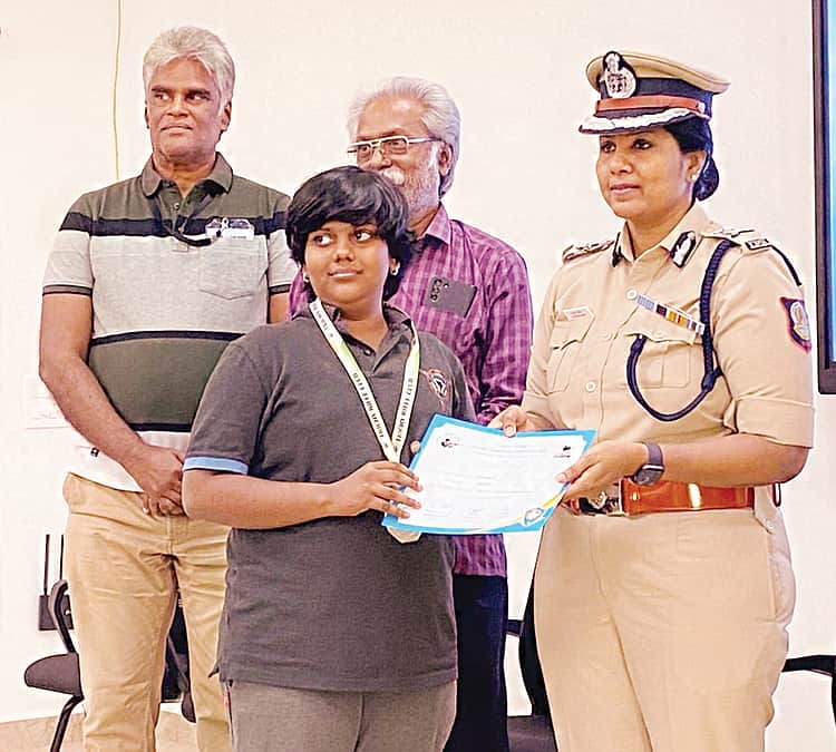 துப்பாக்கி கையில் எடுத்து..!