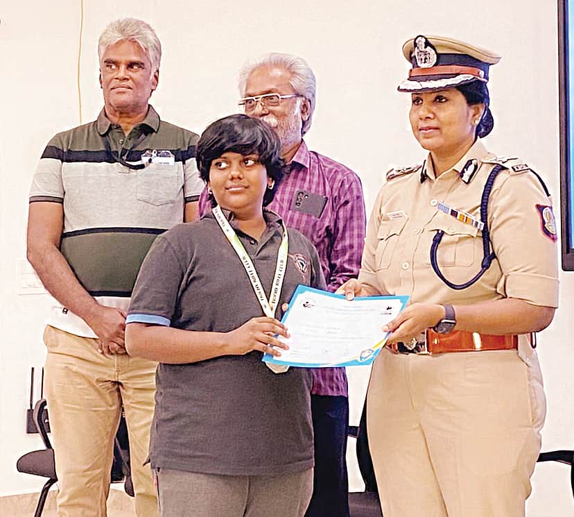 துப்பாக்கி கையில் எடுத்து..!