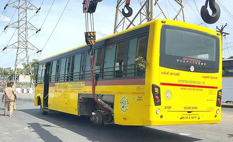 பள்ளி பேருந்தின் சக்கரம் கழன்று ஓடியதால் பரபரப்பு
