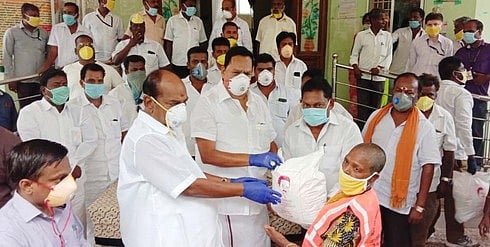 2,000 தூய்மைப் பணியாளா்களுக்கு அரிசி, மளிகைப் பொருள்கள்: எம்.பி. எஸ் ...