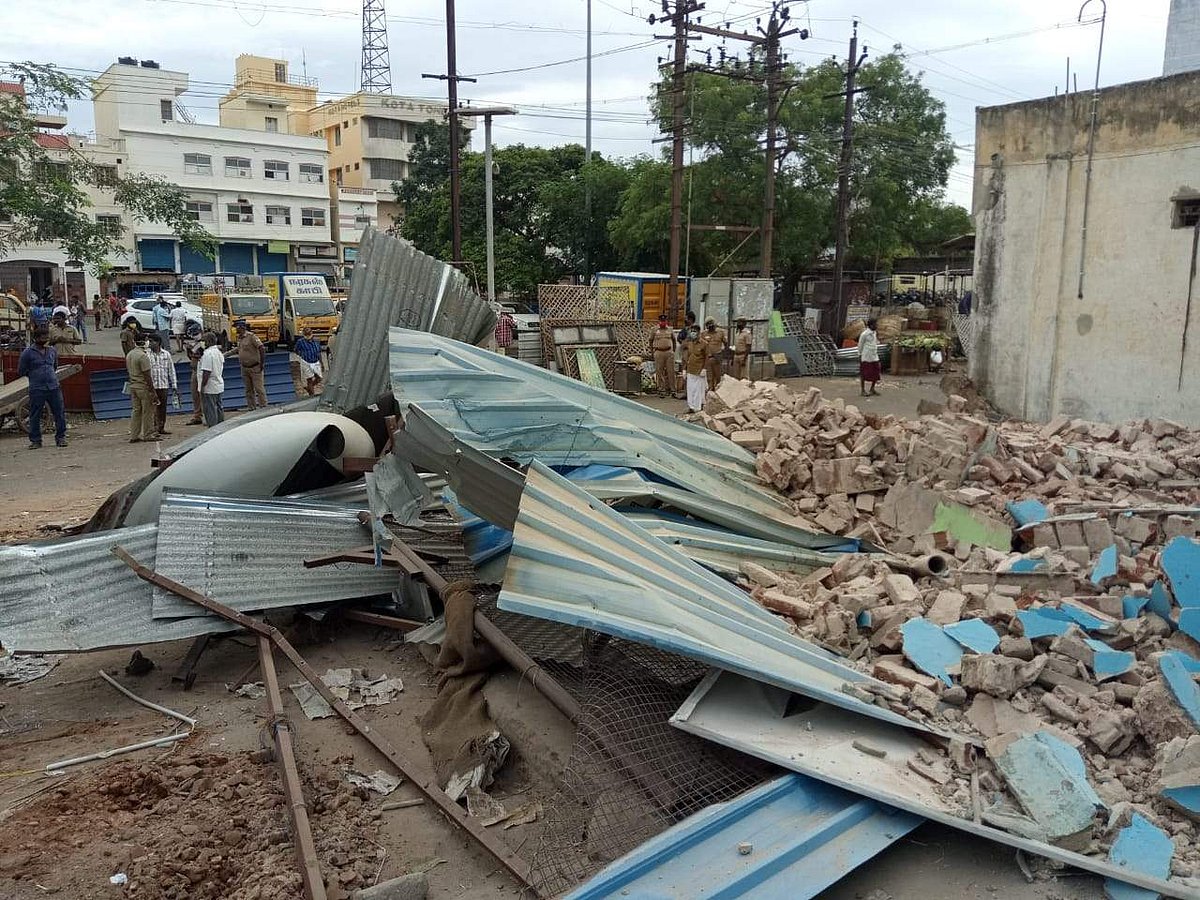 தியாகி குமரன் மார்க்கெட்டில் 88 ஆக்கிரமிப்பு கடைகள் இடித்து அகற்றம்