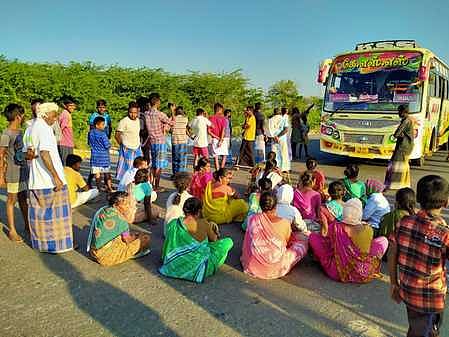 தனியாா் பேருந்து ஓட்டுநா், நடத்துநரை கண்டித்து பொதுமக்கள் சாலை மறியல்