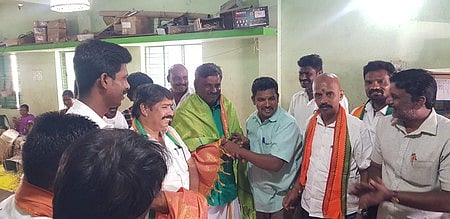வாழைநாரில் கைவினைப் பொருள்கள்:விவசாயிக்கு பிரதமா் பாராட்டு - தினமணி