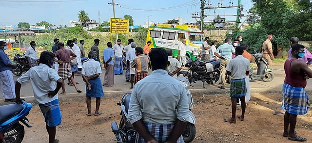 குடியிருப்புப் பகுதியில் பெண் சடலத்துடன் ஆம்புலன்ஸ் நிறுத்தப்பட்டதால் ...