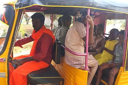 அரசுப் பள்ளி மாணவா்களுக்கு ஆட்டோ வசதி ஆசிரியா்கள் ஏற்பாடு