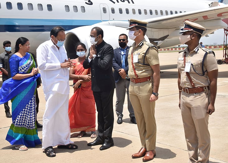 கோவை வந்தாா் குடியரசு துணைத் தலைவா் - தினமணி