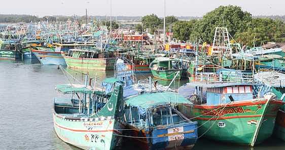தமிழகத்தில் நாளை முதல் மீன் பிடிக்கத் தடை - தினமணி