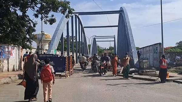 காட்பாடி ரயில்வே பாலத்தில் போக்குவரத்து தொடங்கியது! - தினமணி