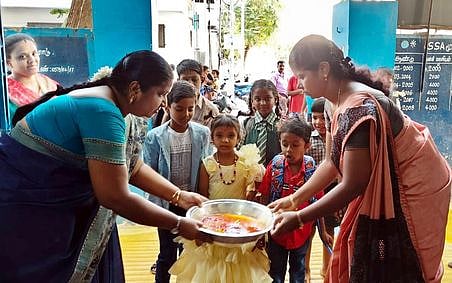 Opening of primary schools: Children receive enthusiastic welcome