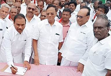 பெரம்பலூரில் மதிமுக சாா்பில் கையொப்ப இயக்கம்