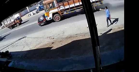 காா் மீது லாரி மோதல்